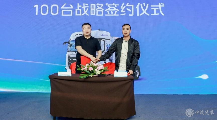 签约150台，订车105台！欧曼星翼600kWh纯电牵引车唐山发布并批量交付 - 中汽兄弟